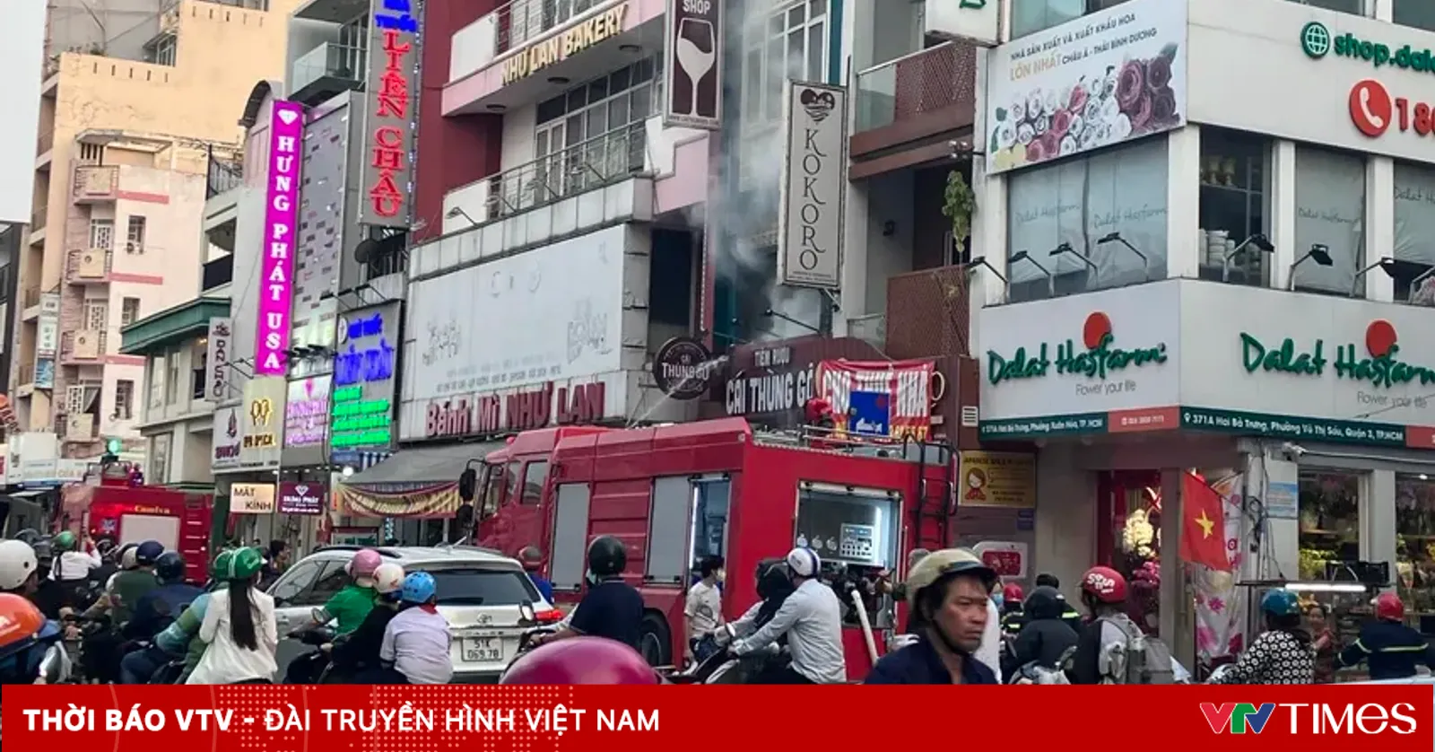 Cháy tiệm rượu trên đường ở TP Hồ Chí Minh giờ cao điểm, giao thông ùn ứ