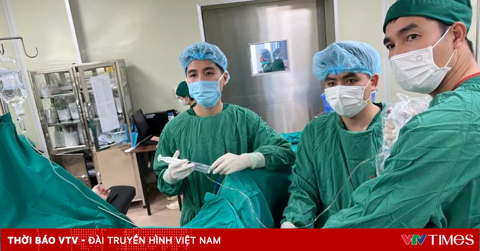 20 phút "luồn kim qua khe cửa hẹp" cứu thận người bệnh