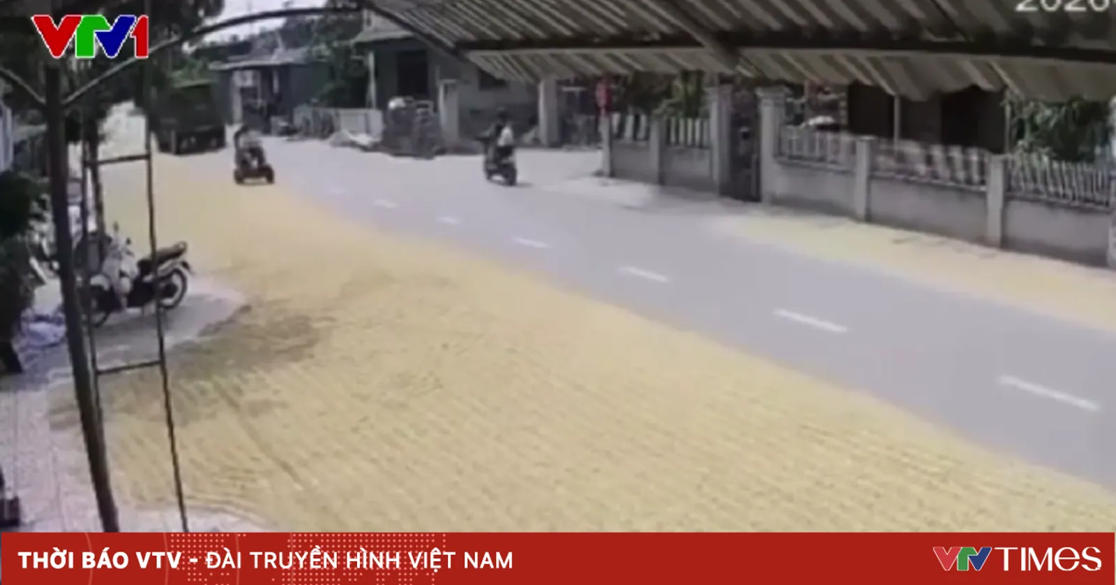Hai mẹ con tử vong sau va chạm với xe tải trên đoạn đường phơi lúa