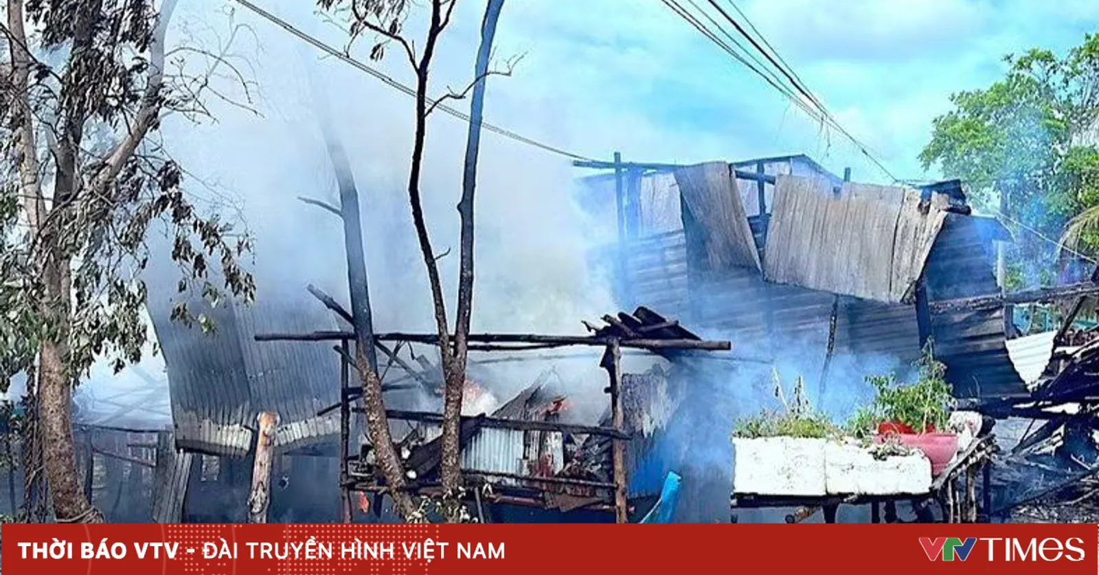 Phối hợp dập tắt vụ cháy 3 căn nhà dân, ngăn cháy lan