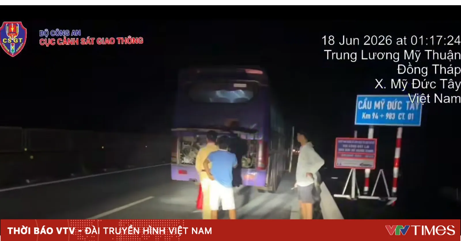 CSGT kịp thời dập tắt đám cháy xe khách trên cao tốc