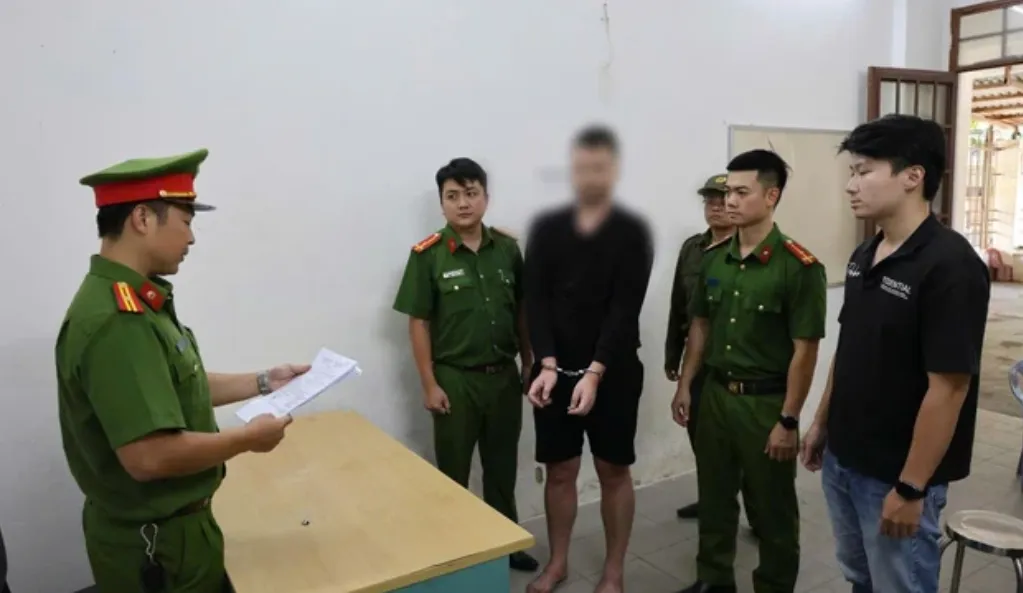 Khởi tố đối tượng người nước ngoài gây rối, đập phá quán cà phê tại ...