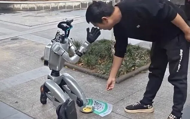Robot hình người “ăn xin” trên đường phố Trung Quốc gây tranh cãi