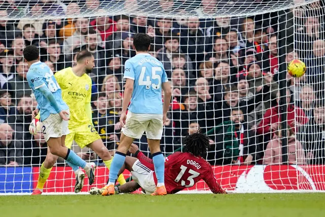 Hàng công bùng nổ, MU vùi dập Man City tại Old Trafford