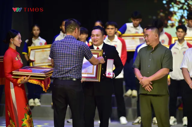 Trao tặng Huân chương Lao động của Chủ tịch nước cho các HLV, VĐV ...