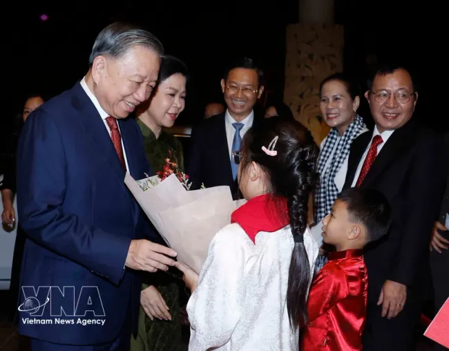 Top Vietnamese leader begins state visit to Singapore | VTV