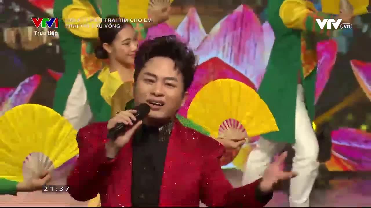 Tùng Dương hát "Một vòng Việt Nam" trên sóng truyền hình trực tiếp ...