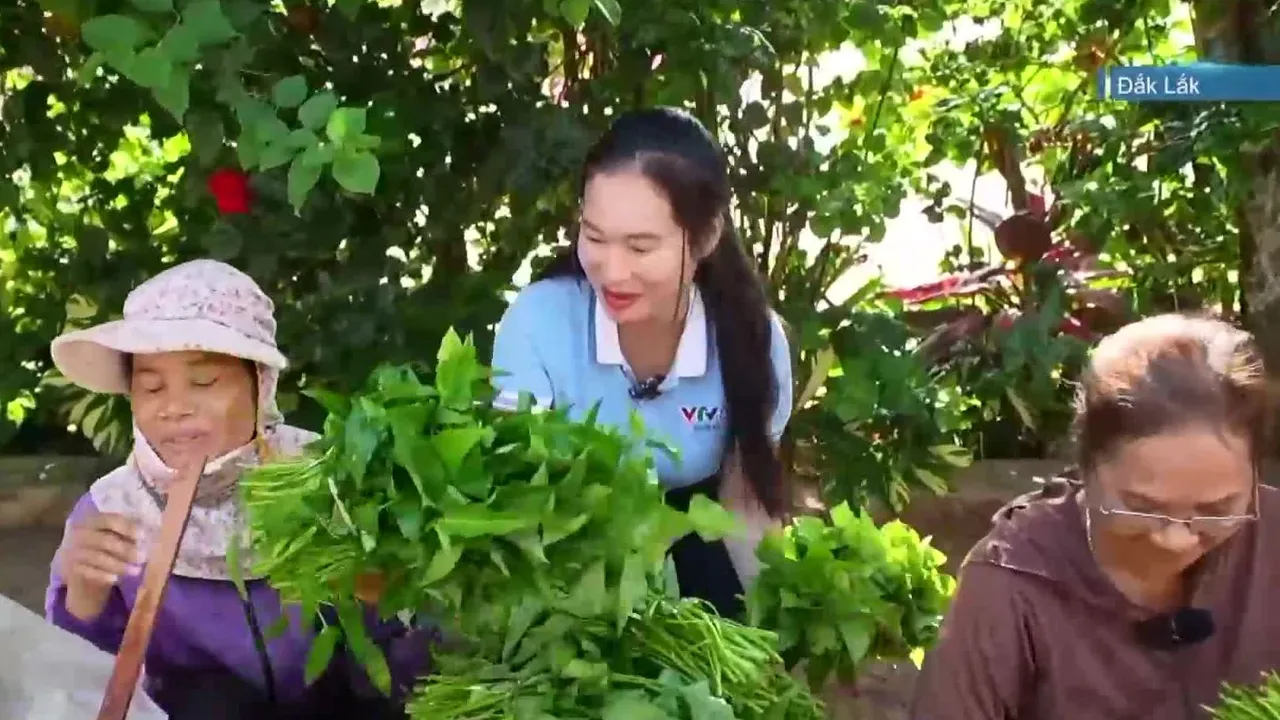 Buổi sáng gùi rau ra chợ bán