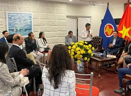 Overseas Vietnamese bring resources into play to build the homeland | VTV