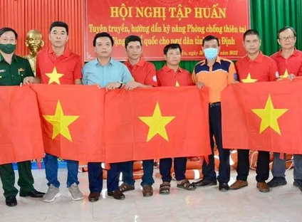 10,000 national flags presented to Tra Vinh fishermen | VTV
