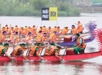 Phu Tho: Exciting traditional boat race at Van Lang Park Lake | VTV