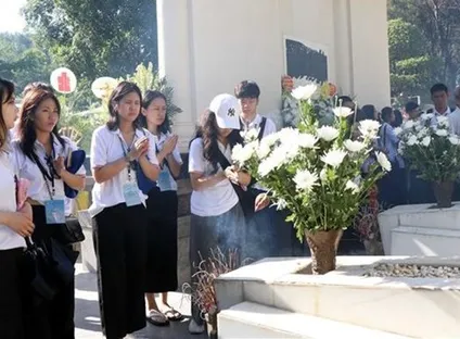 Young OVs pay tribute to heroic martyrs at Dong Loc T-junction | VTV