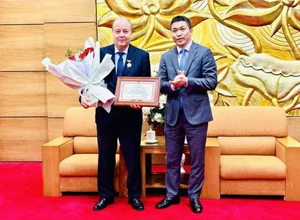Algerian Ambassador receives friendship insignia | VTV