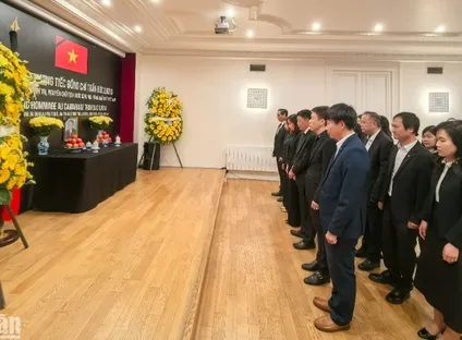 Vietnamese Embassy in France holds funeral ceremony for former State President Tran Duc Luong | VTV
