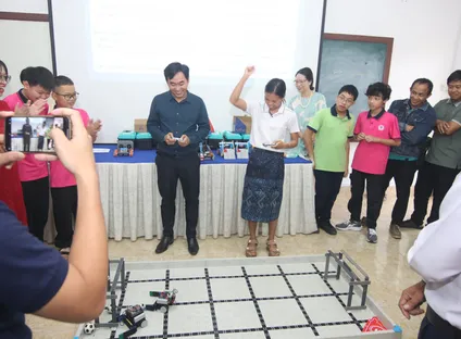 Vietnam, Laos strengthen cooperation in STEM and Robotics education | VTV